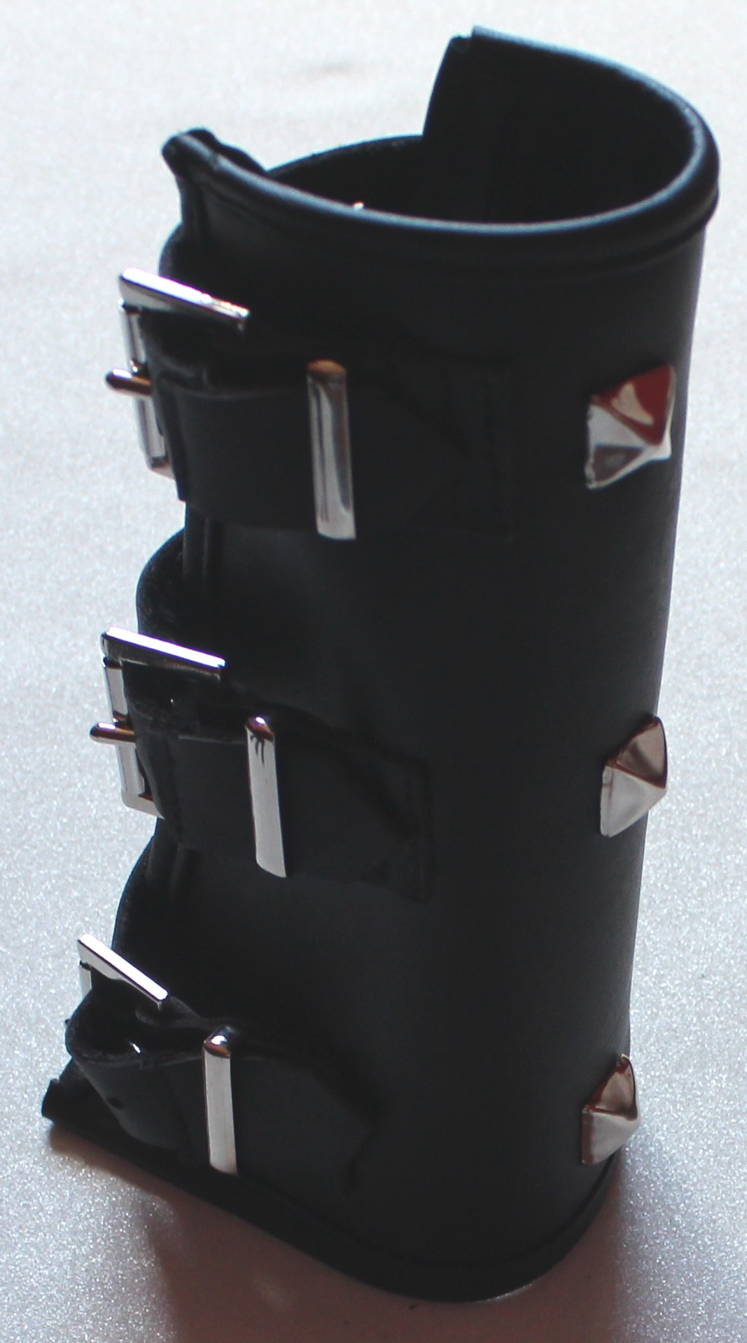 Leather studded gauntlets - Bondatrix