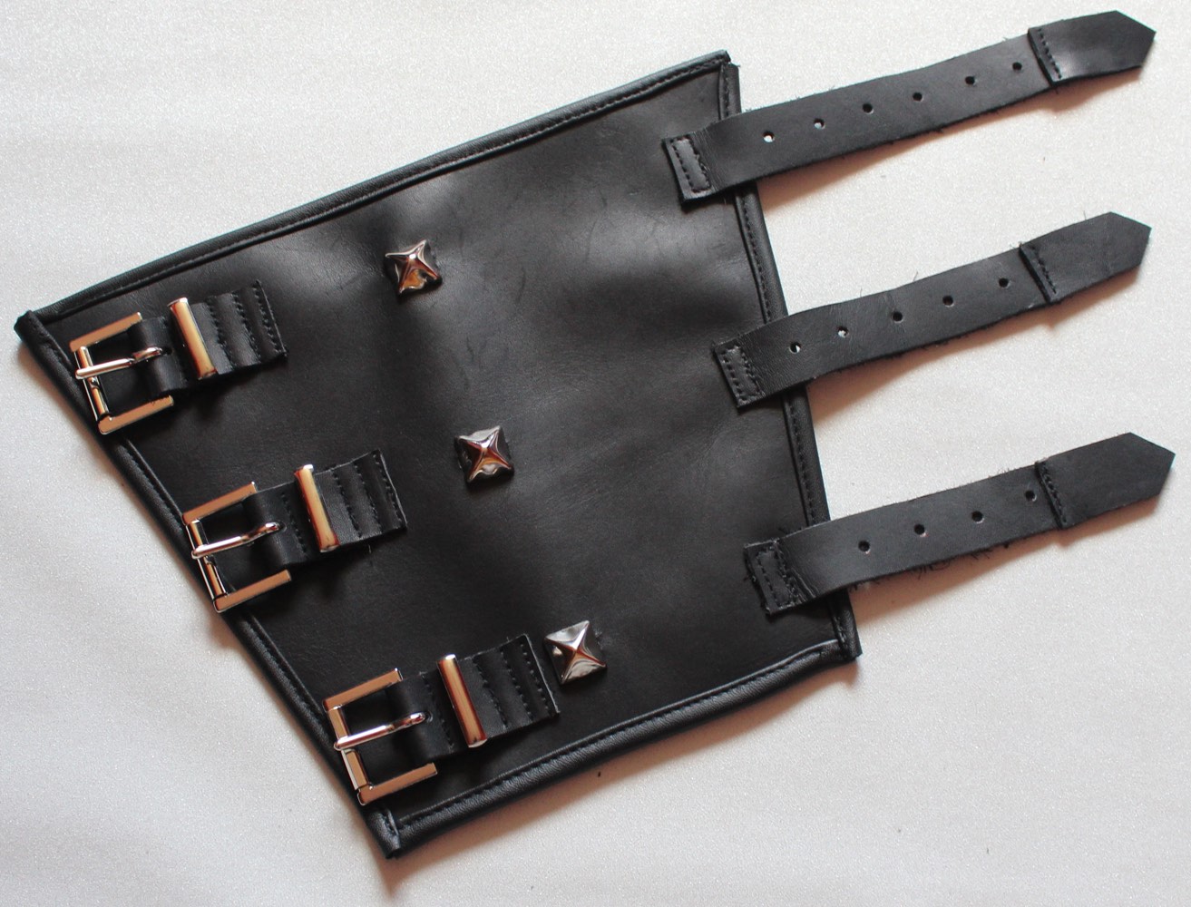 Leather studded gauntlets - Bondatrix