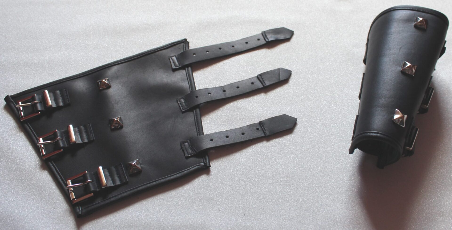Leather studded gauntlets (pair) - Bondatrix