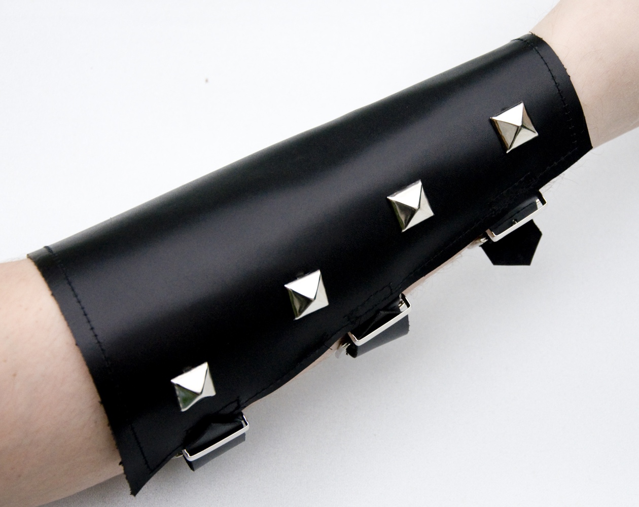 Leather studded gauntlets (pair) - Bondatrix