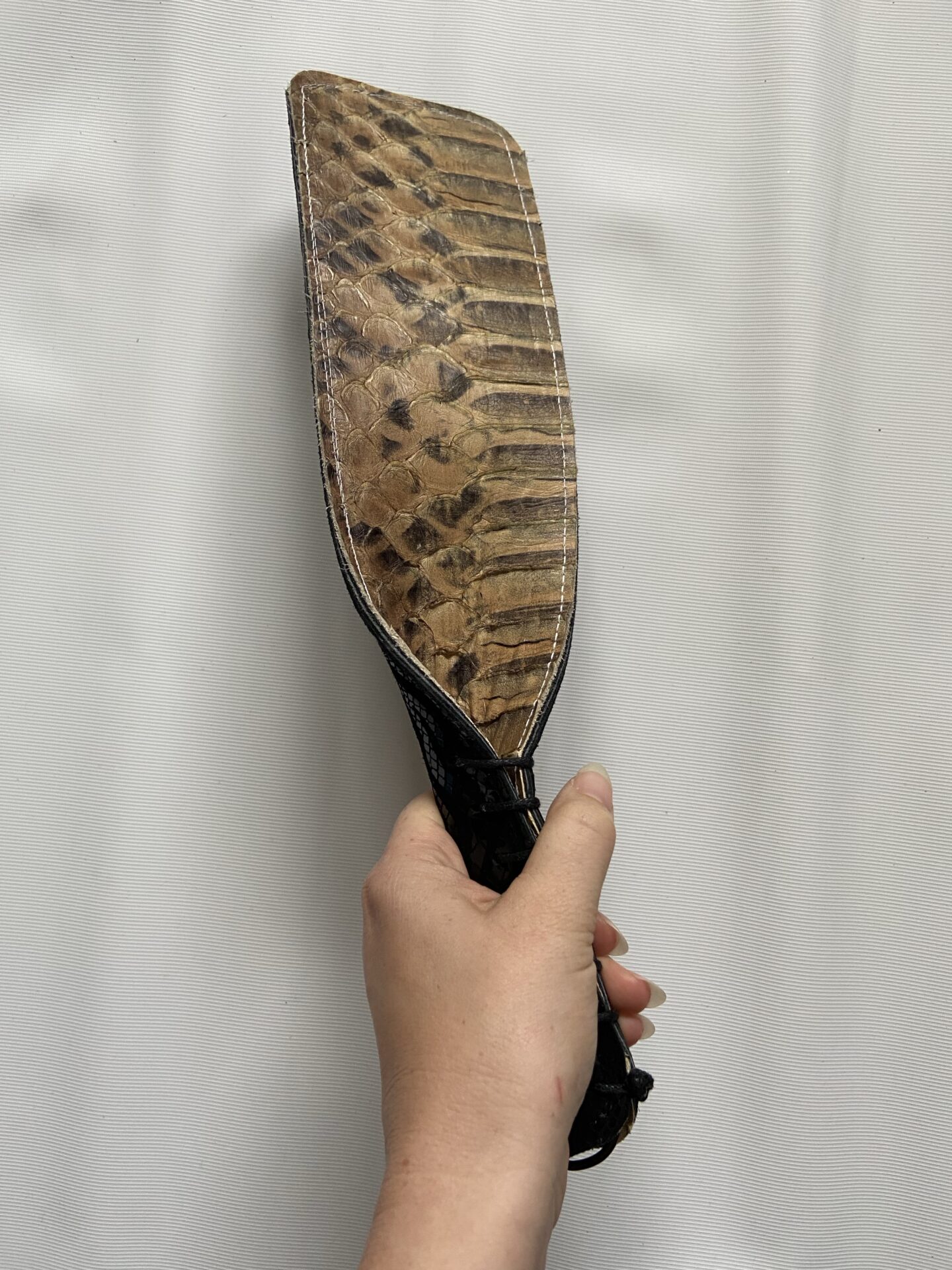 Black leather slapper with wood handle - Bondatrix