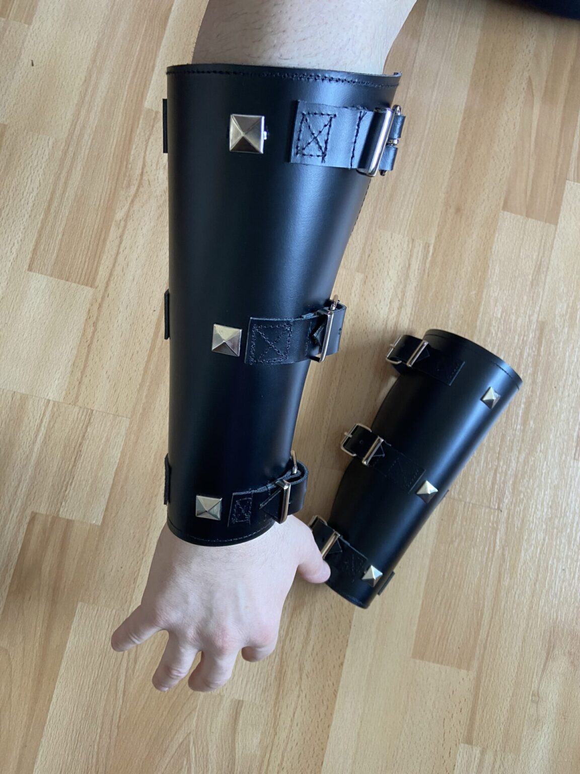 Leather studded gauntlets (pair) – Bondatrix